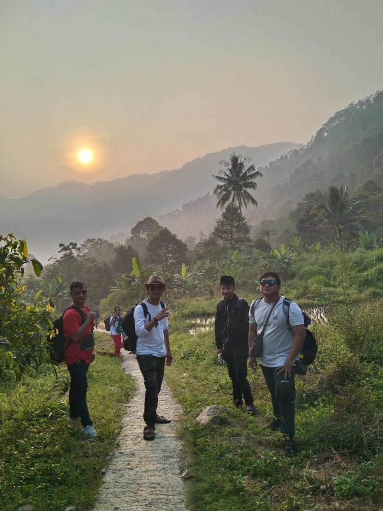 Paket Trekking Gunung Sanggabuana Karawang - GoTrip.co.id