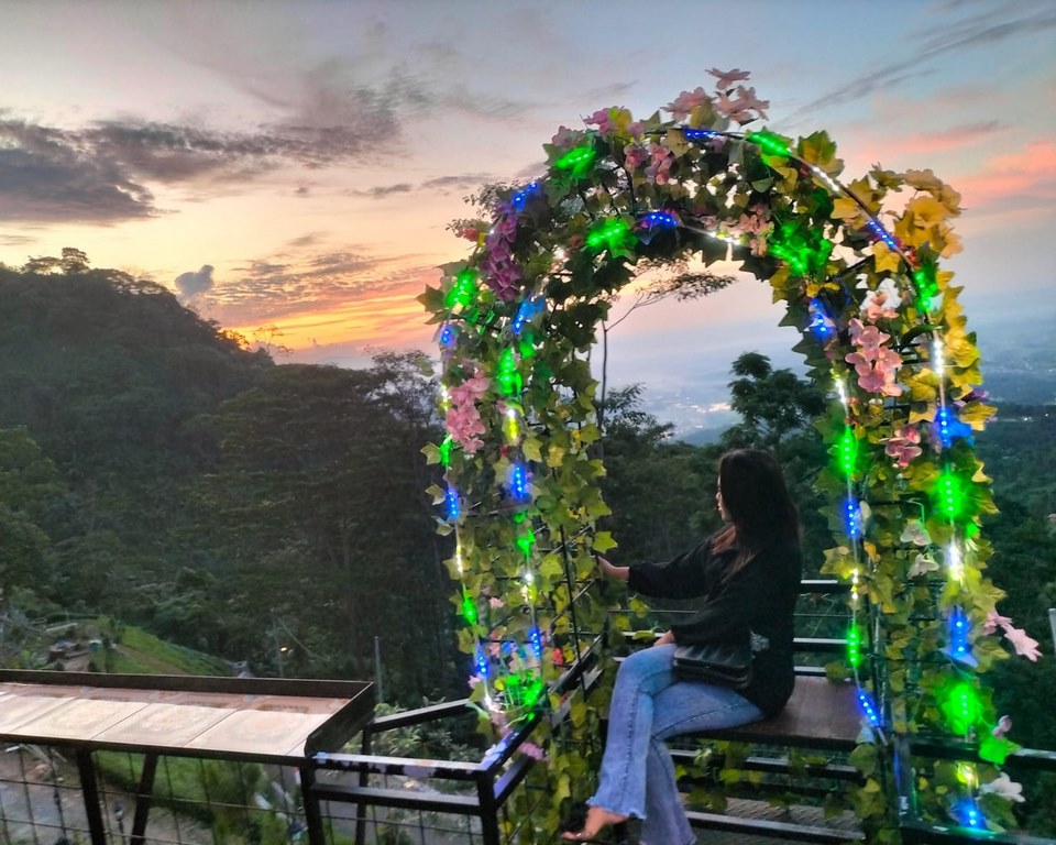 Paket Trekking Puncak Sempur Karawang - GoTrip.co.id